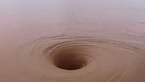 Comment expliquer ce trou étonnant au milieu d'un lac