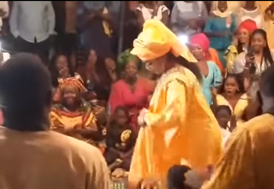 La nouvelle danse de la femme de Cheikh Béthio qui secoue la toile (Vidéo)