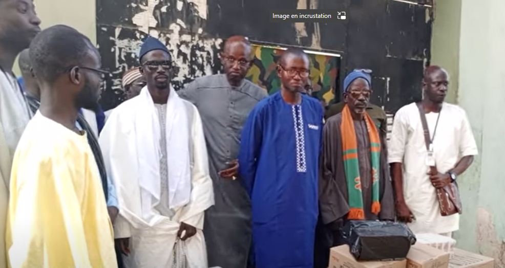 Ibrahima Sall du MODEL, offre un lot de ventilateurs et de denrées ...