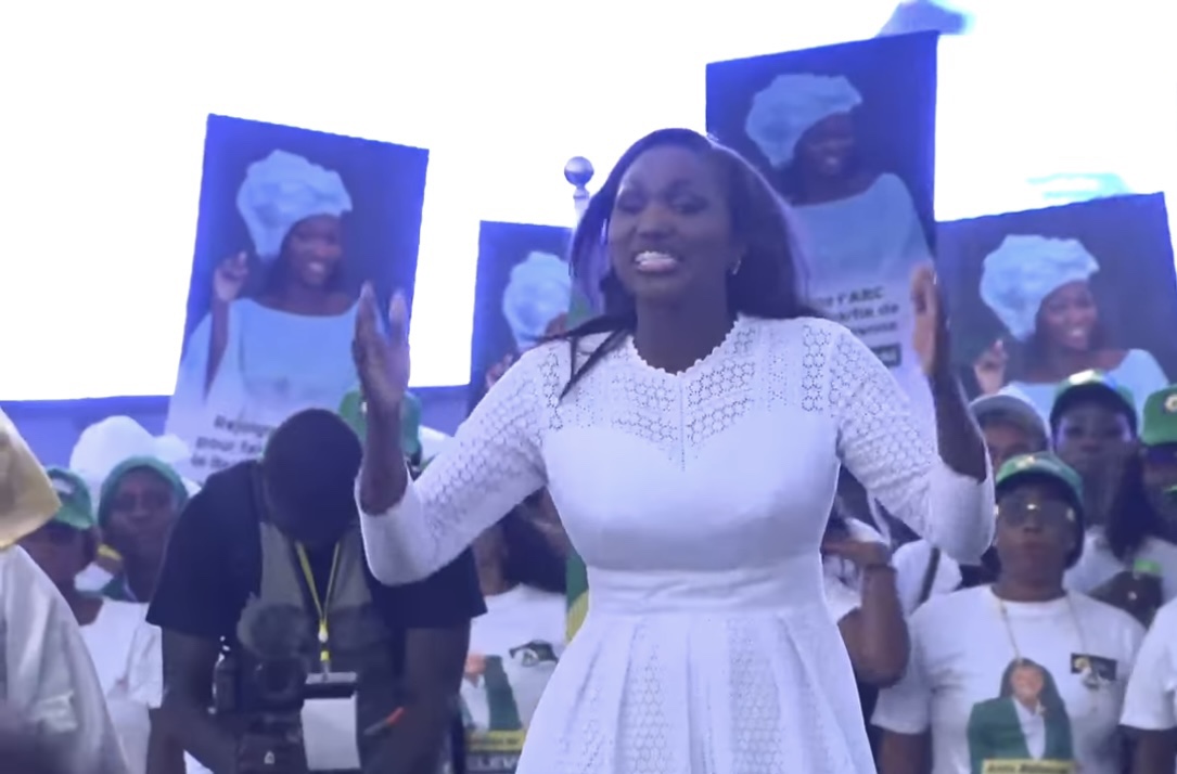 Vidéo: Les temps fors de la visite de Anta Babacar Ngom à Sébikotane ...