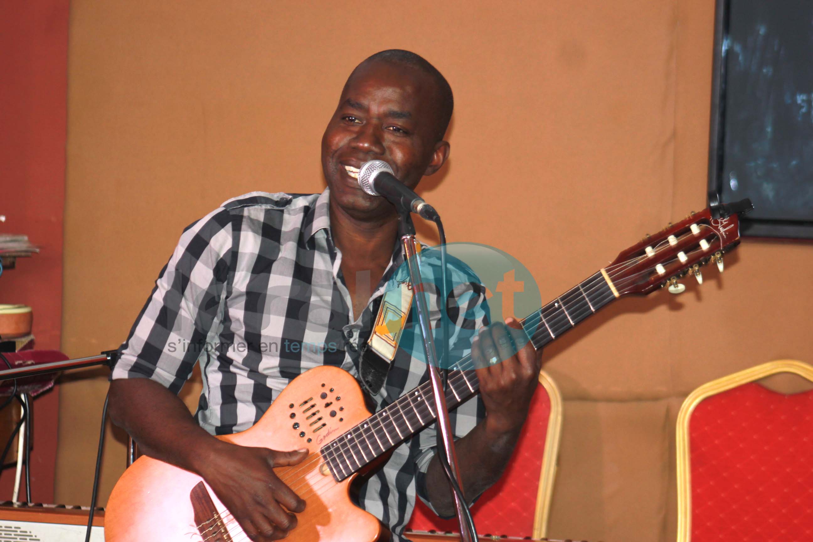 Présentation de son nouveau single : Woz Kaly magnifie l'école sénégalaise
